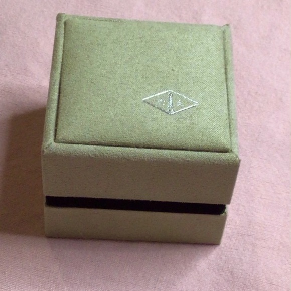 Van Cleef & Arpels | Jewelry | Van Cleef Arpel Ring Box 25 X 25 X 2 ...
